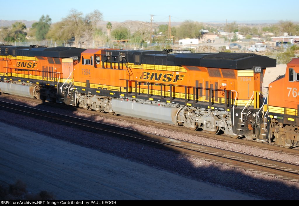 BNSF 7894 rolls toward LA behind BNSF 7416.